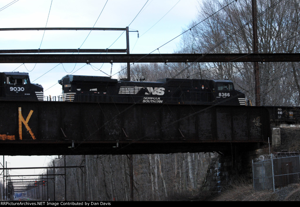 NS C40-8W 8366 trails on 17G